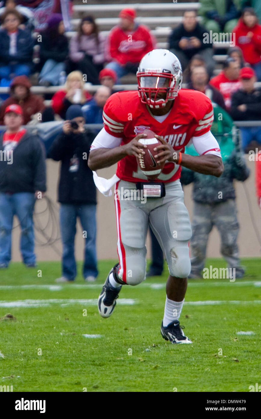 University of New Mexico Quarterback Donovan Porterie (15) looks for ...