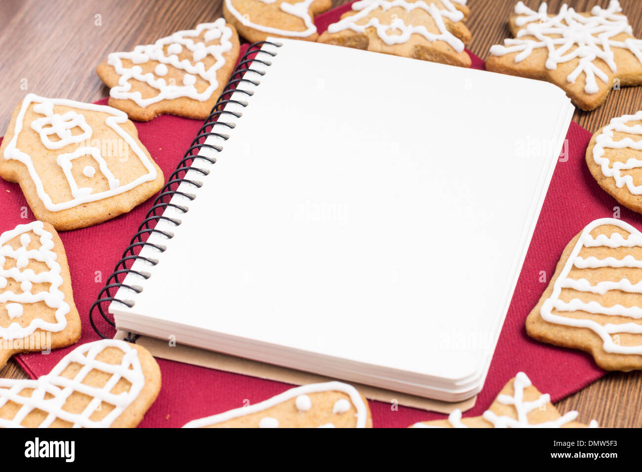 Empty white notebook with gingerbread cookies around Stock Photo - Alamy