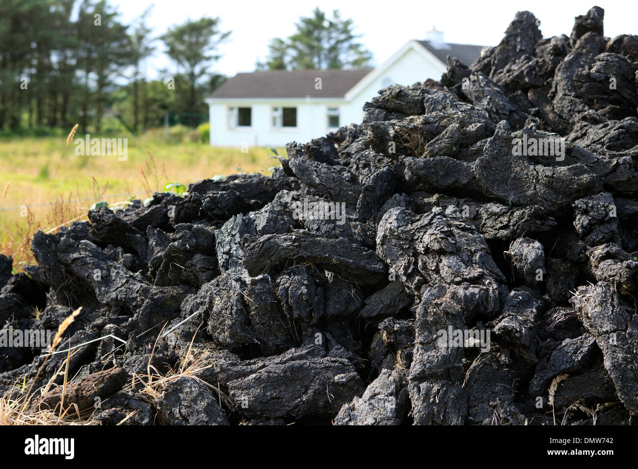 Turf house ireland hi-res stock photography and images - Alamy