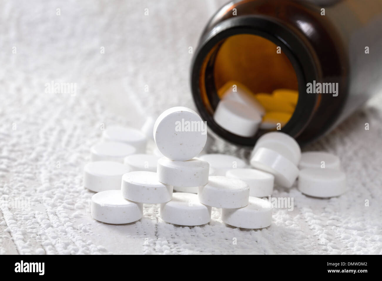 Open pill bottle hi-res stock photography and images - Alamy