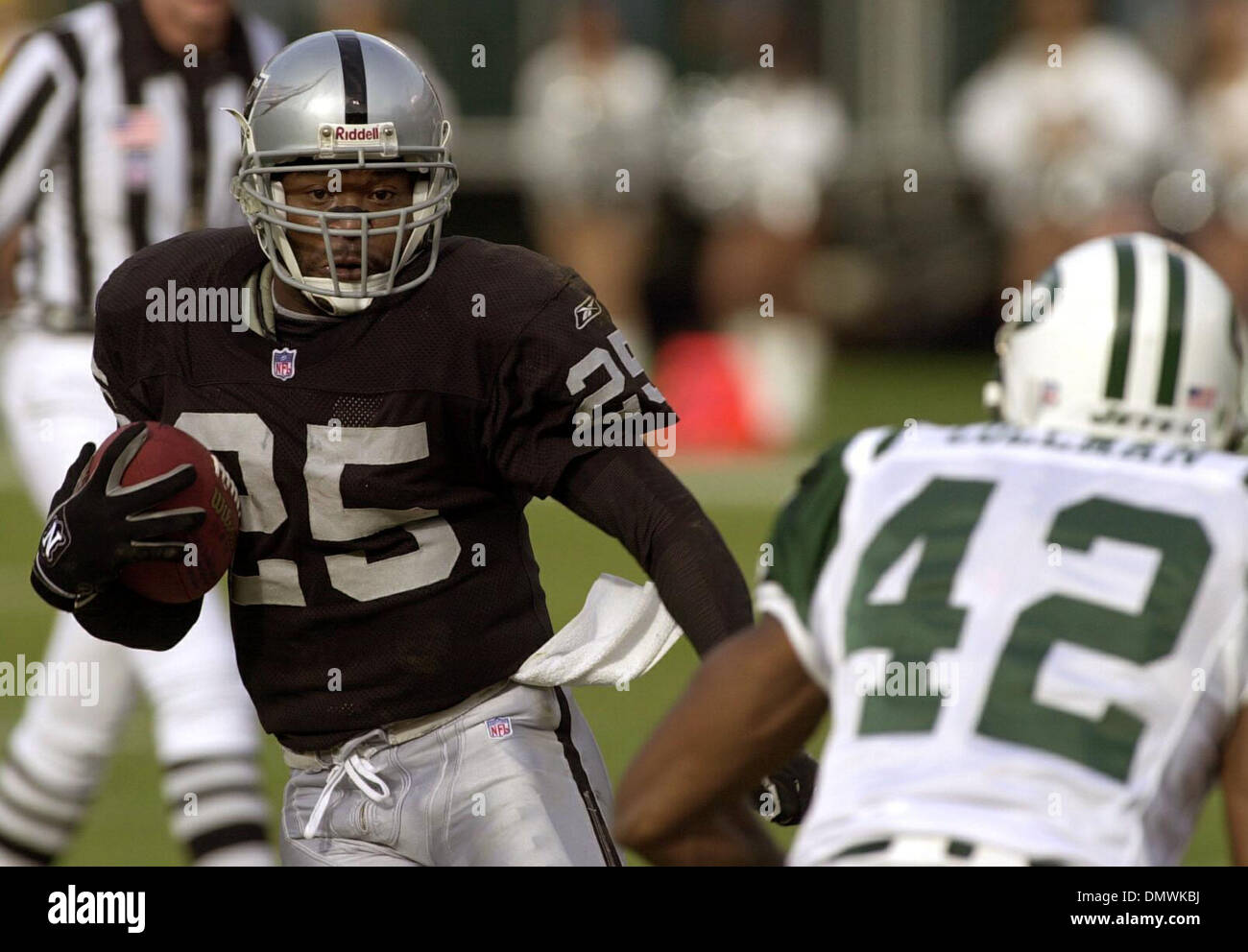 Jan 06, 2002; Oakland, CA, USA; Oakland Raider Charlie Garner avoids a ...