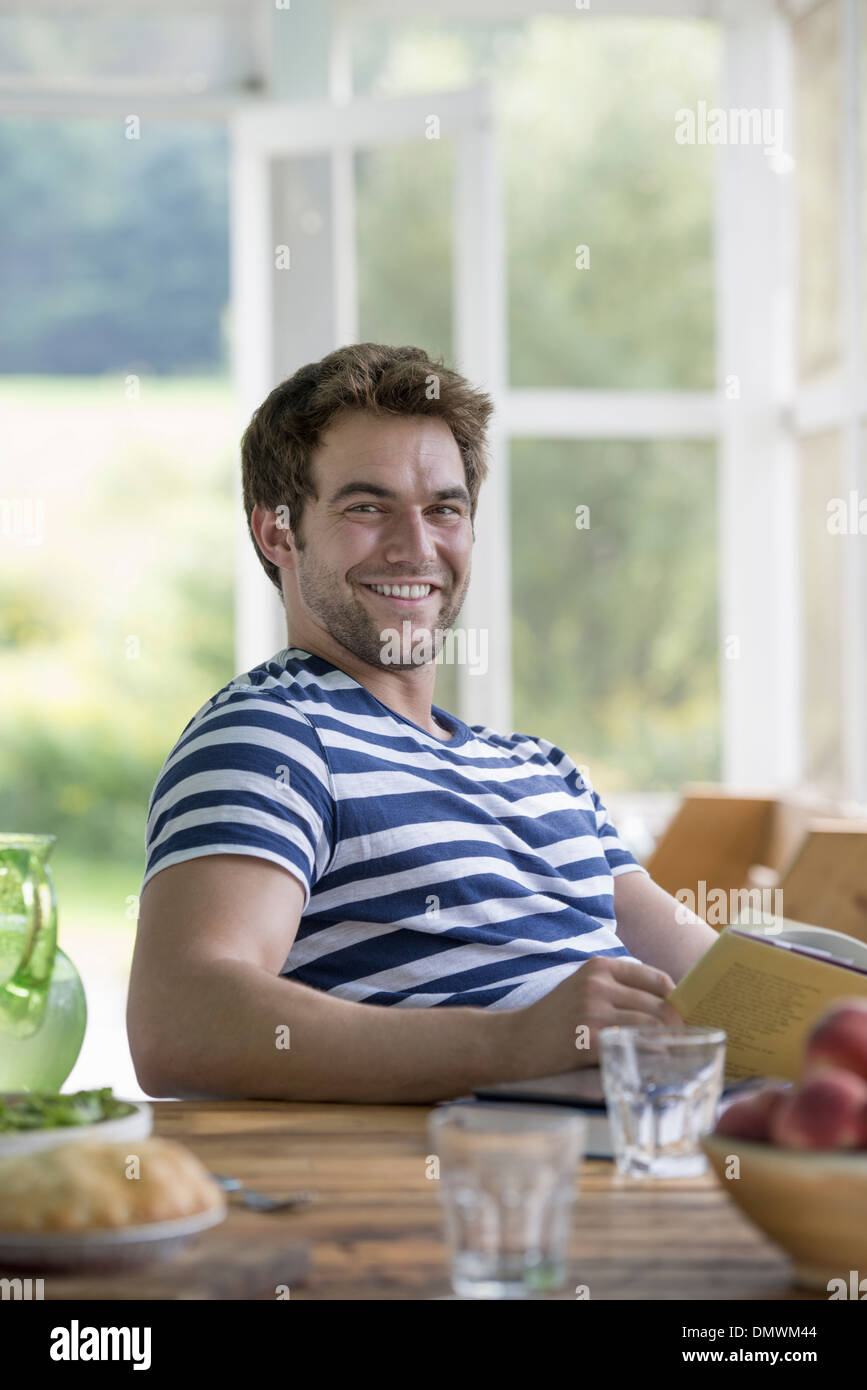 Bearded man reading book hi-res stock photography and images - Alamy