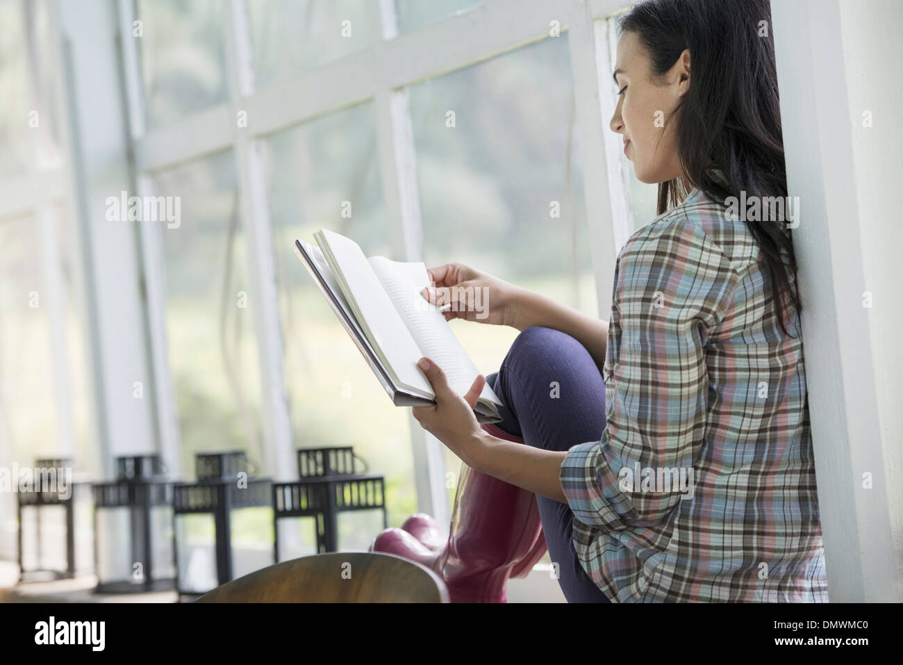 Reading book hi-res stock photography and images - Alamy