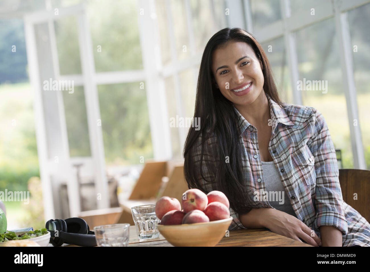 Arab woman sitting table hi-res stock photography and images - Alamy
