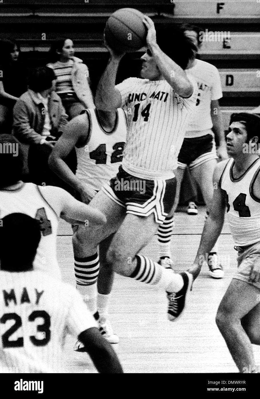 Aug 05, 1970 - Cincinnati, Ohio, USA - PETE ROSE (#14), here at a pick ...