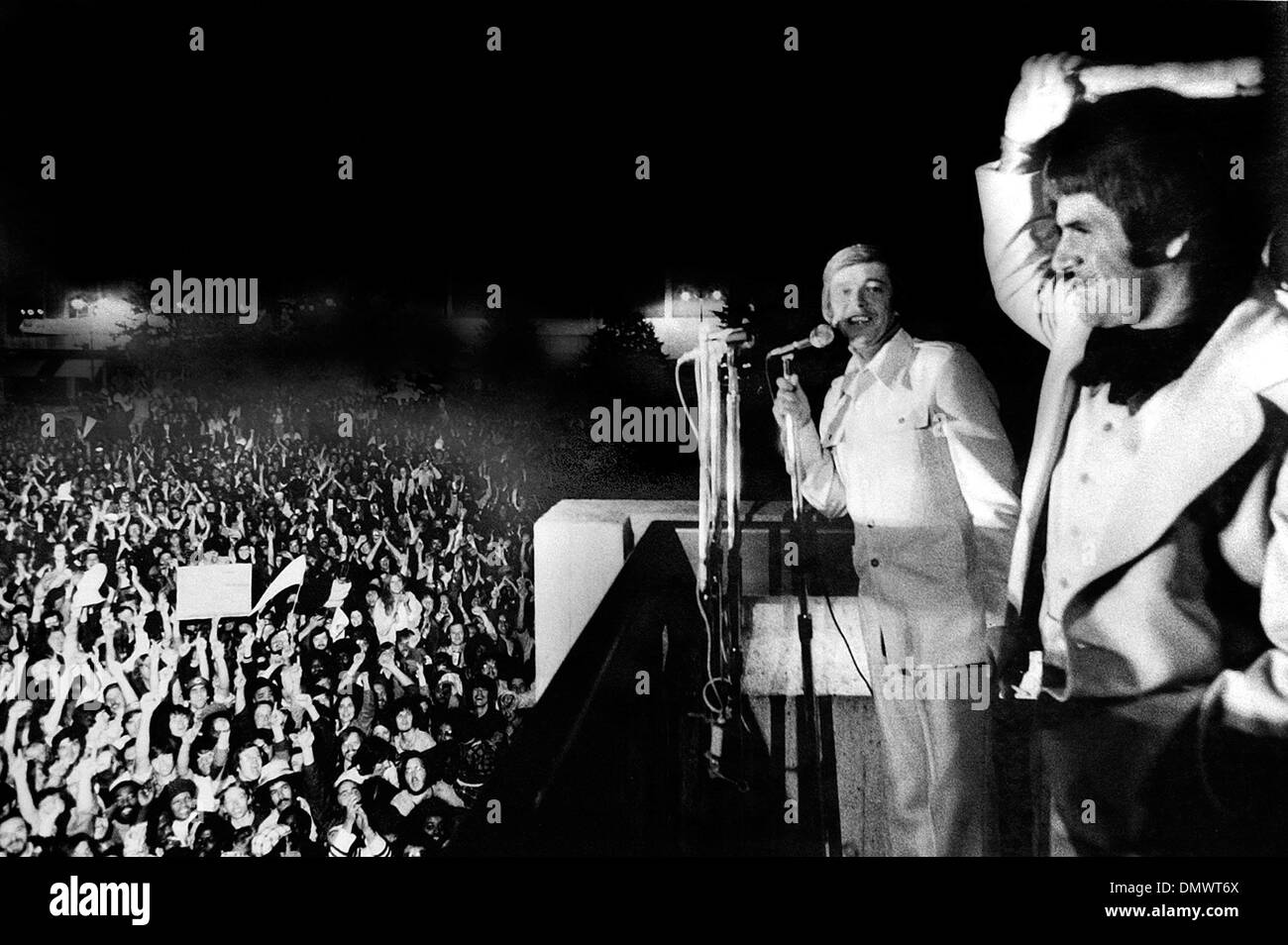 Oct 01, 1976 - Cincinnati, Ohio, USA - PETE ROSE wave to a crowd ...