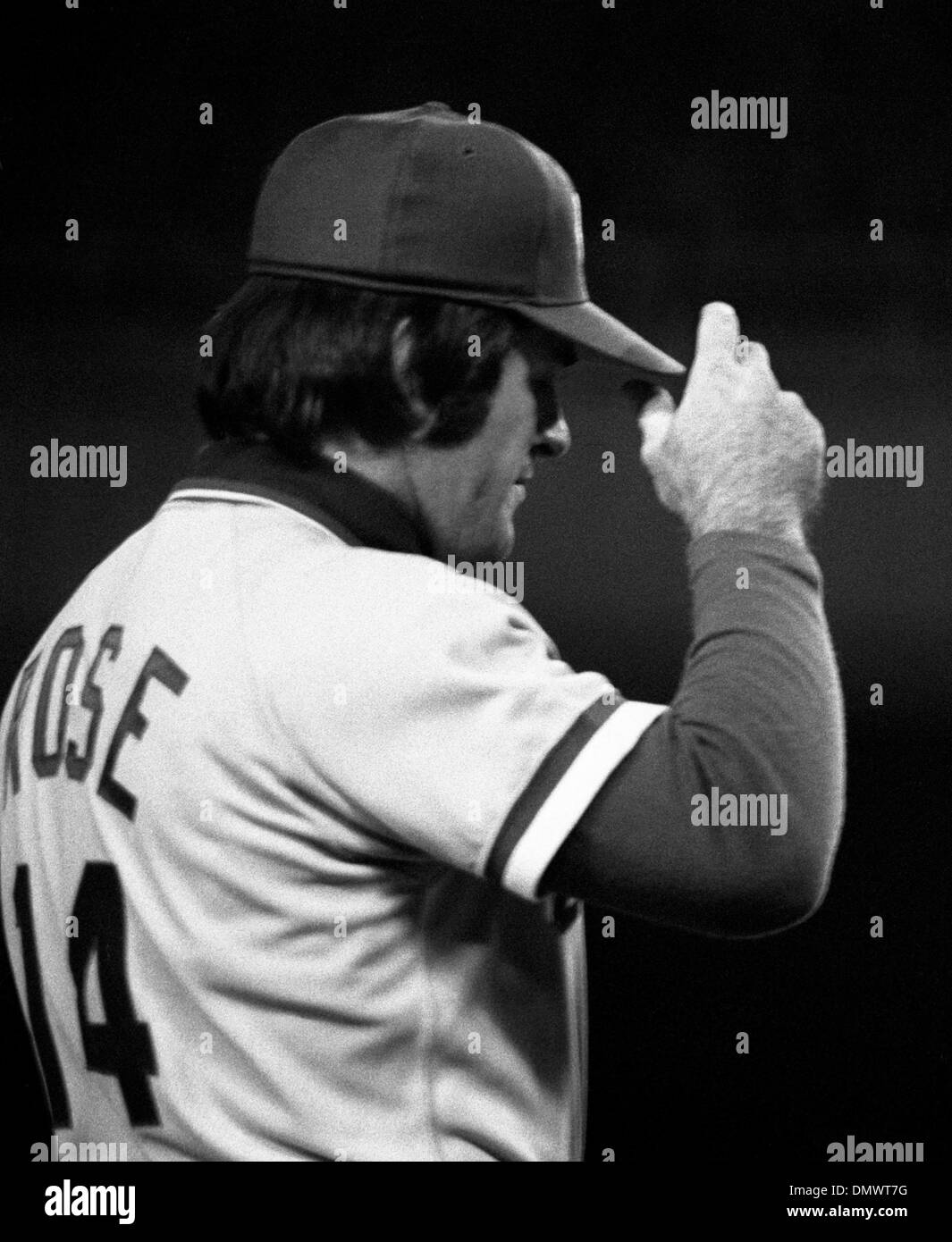 Oct 01, 1976 - New York, New York, USA - PETE ROSE signals fellow ...