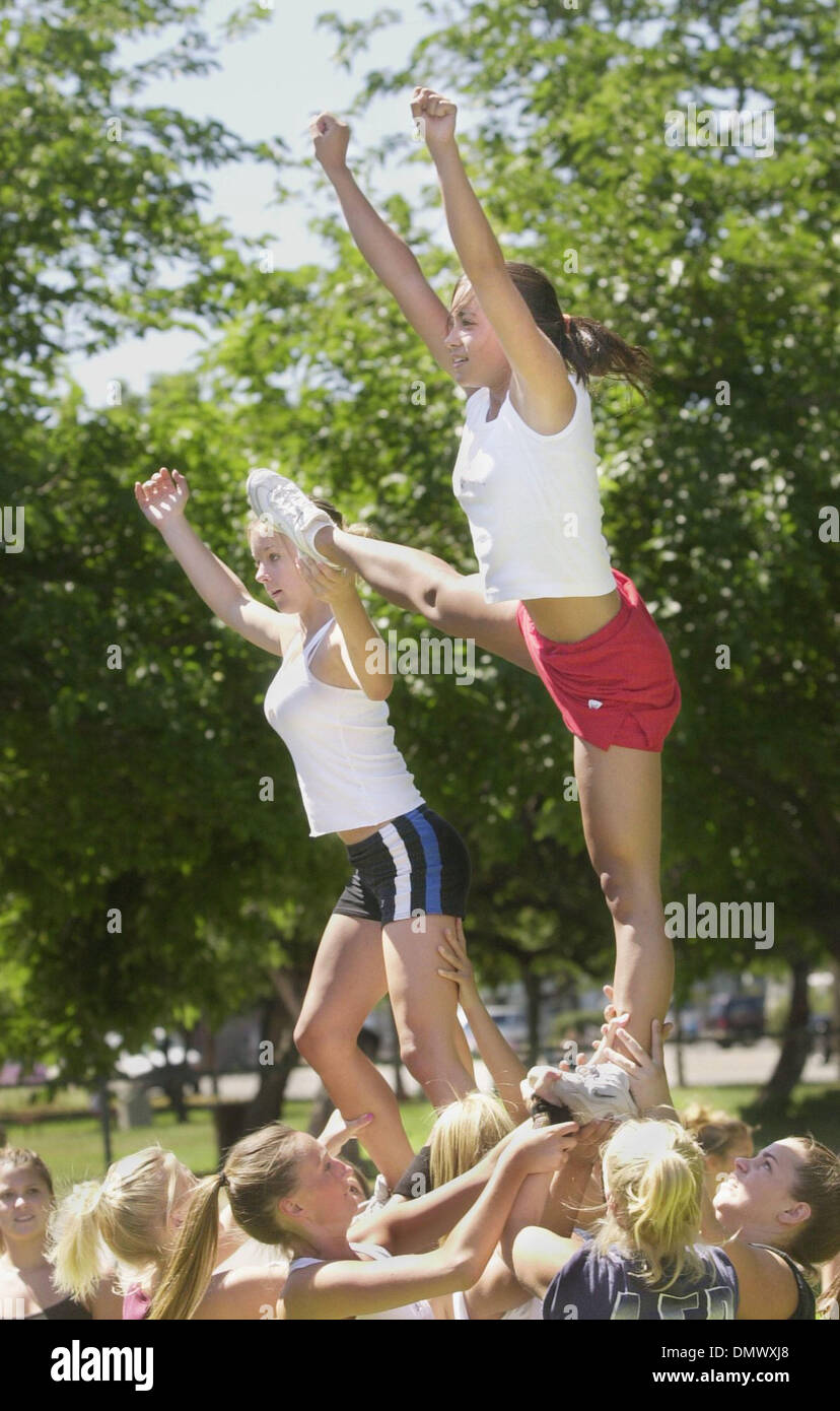 High school cheerleaders usa practice hi-res stock photography and ...