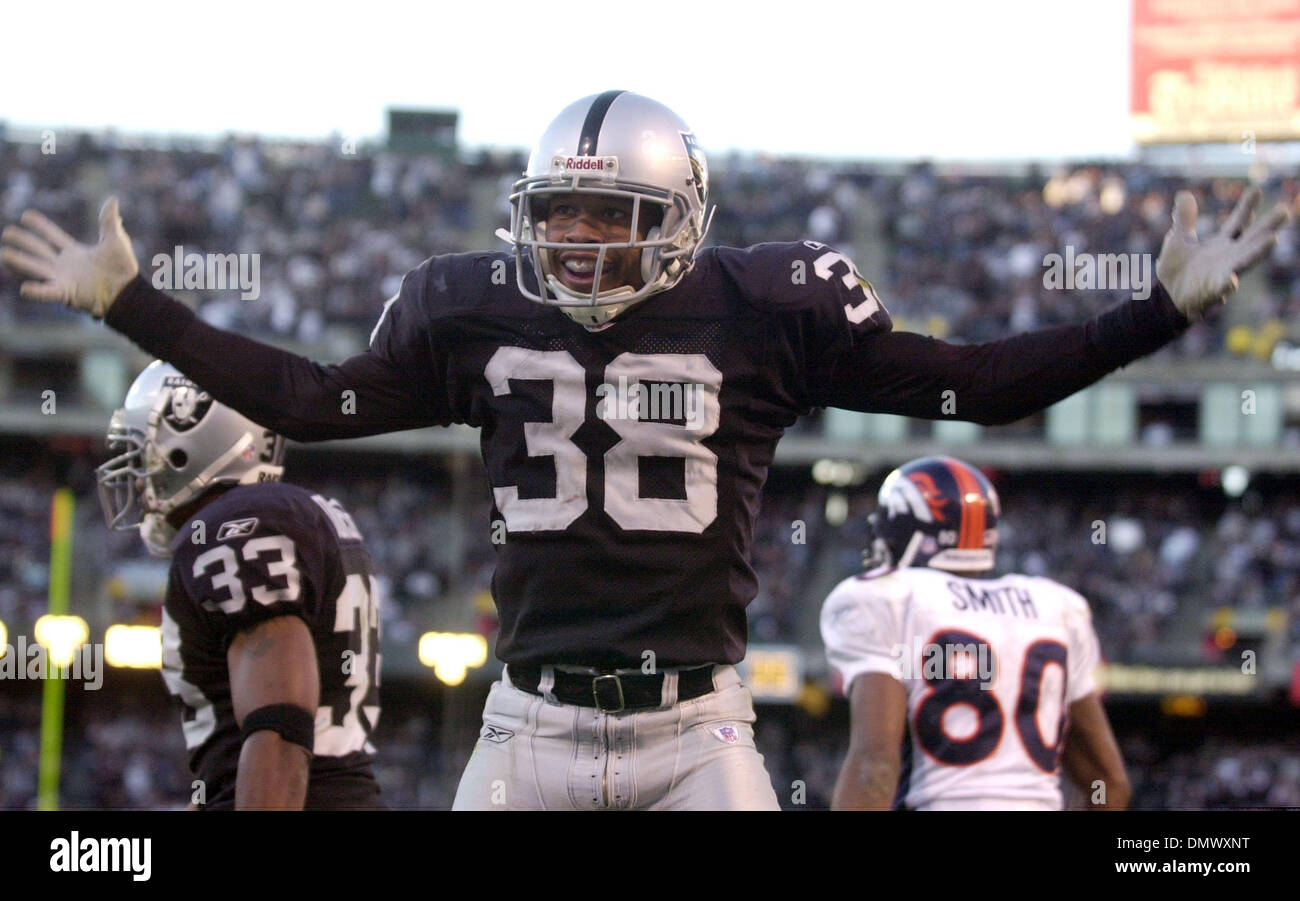 Dec 22, 2002; Oakland, CA, USA;Oakland Raiders' Clarence Love, #38, is ...