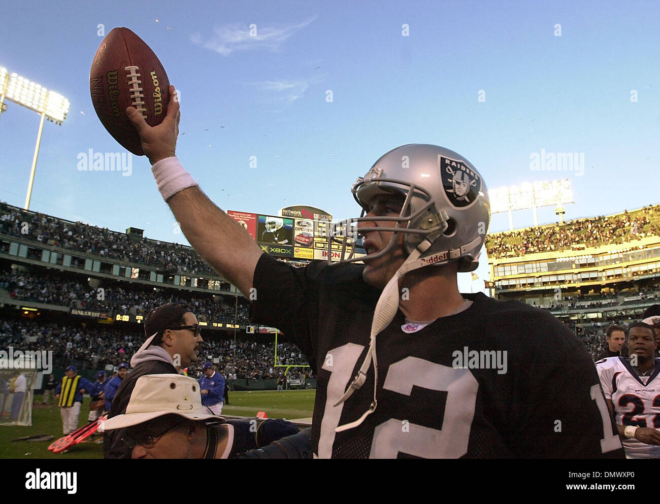 Dec 22, 2002; Oakland, CA, USA; Oakland Raiders' quarterback Rich ...