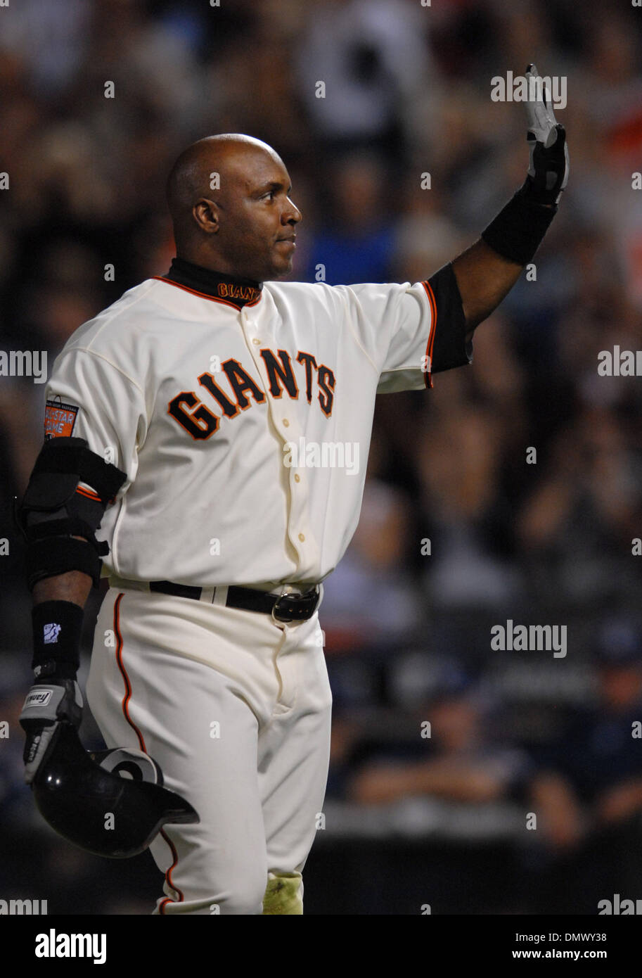 San Francisco giants Barry Bonds waves to the crowd after his last at ...