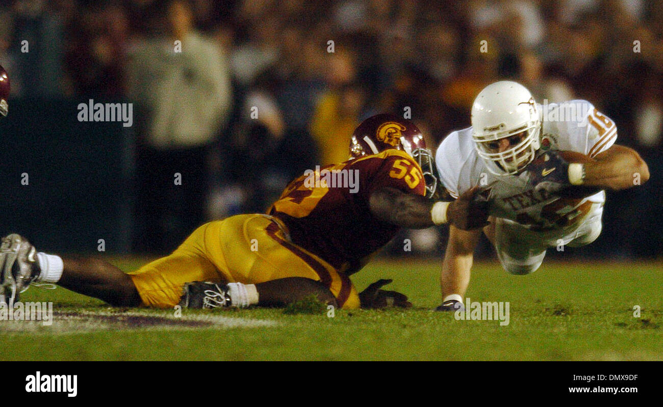 Jan 04, 2006; Pasadena, CA, USA; Texas tight end David Thomas dives for ...