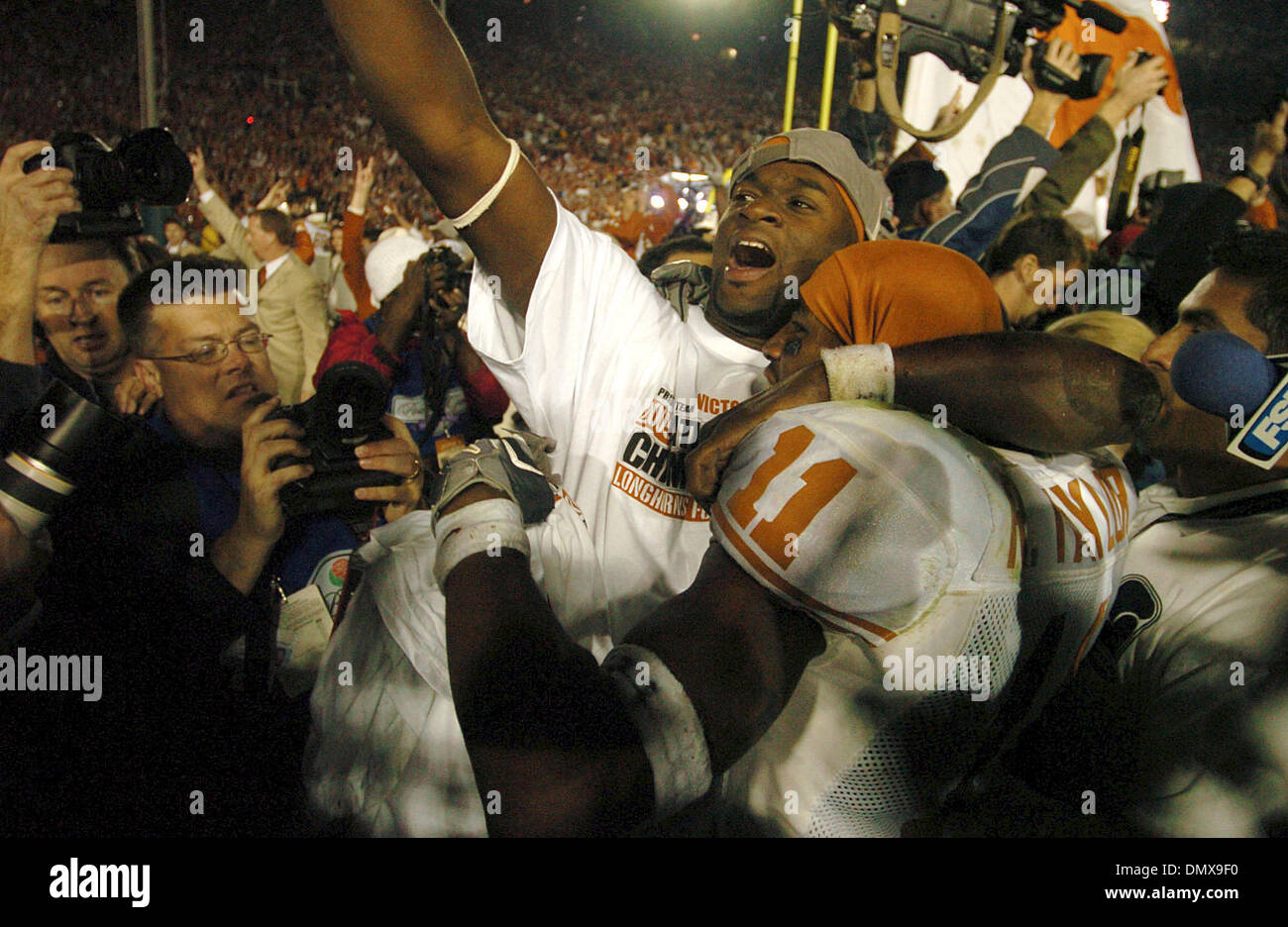 Jan 04, 2006; Pasadena, CA, USA; Texas quarterback Vince Young and ...