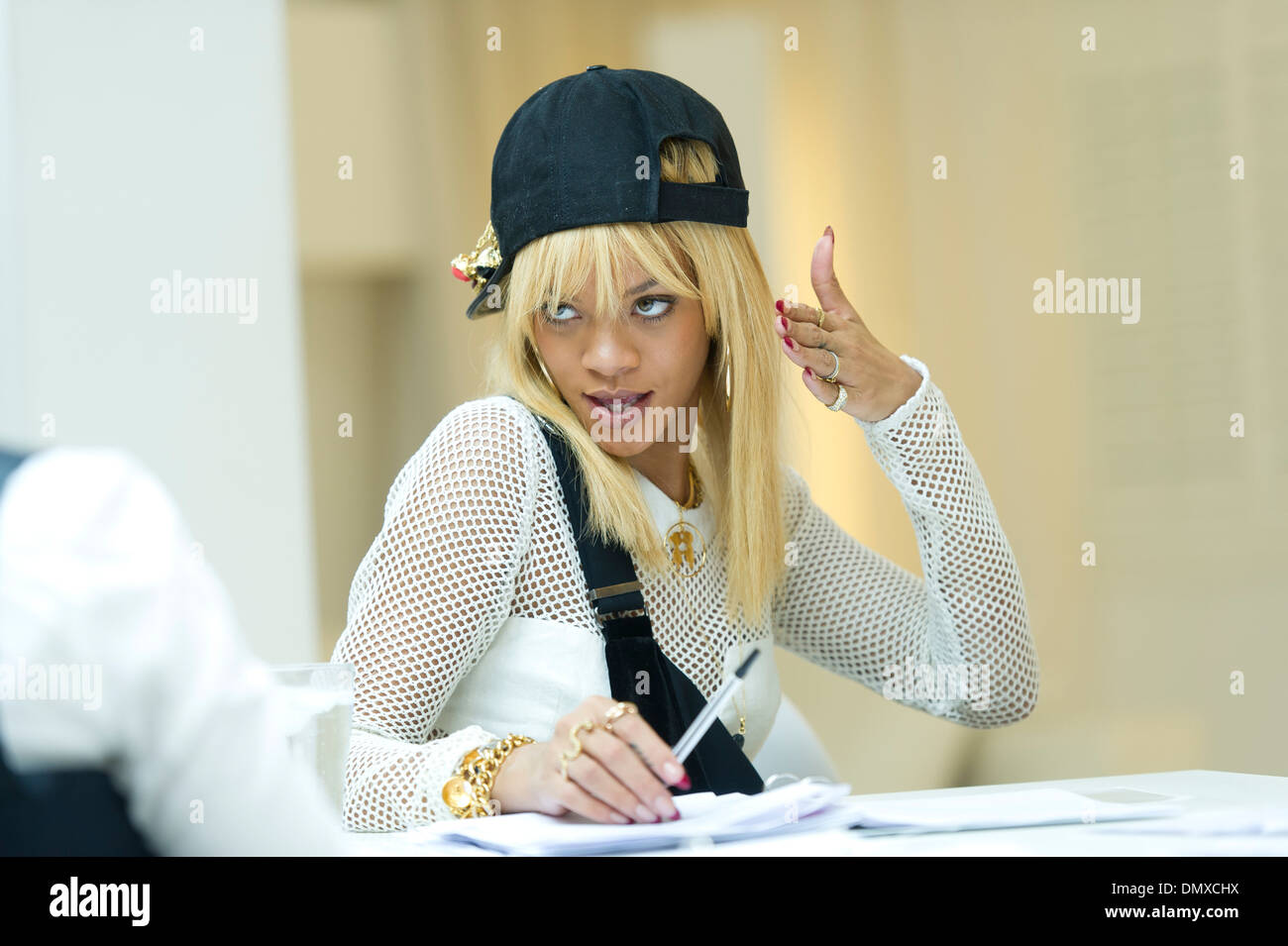 Filming for tv hi-res stock photography and images - Alamy