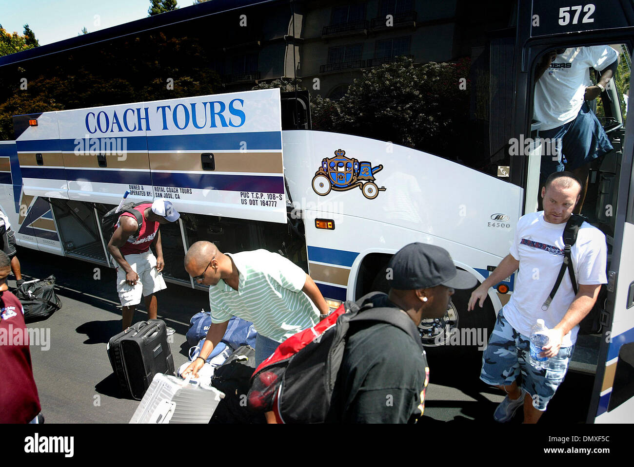 Team bus arrival hi-res stock photography and images - Alamy