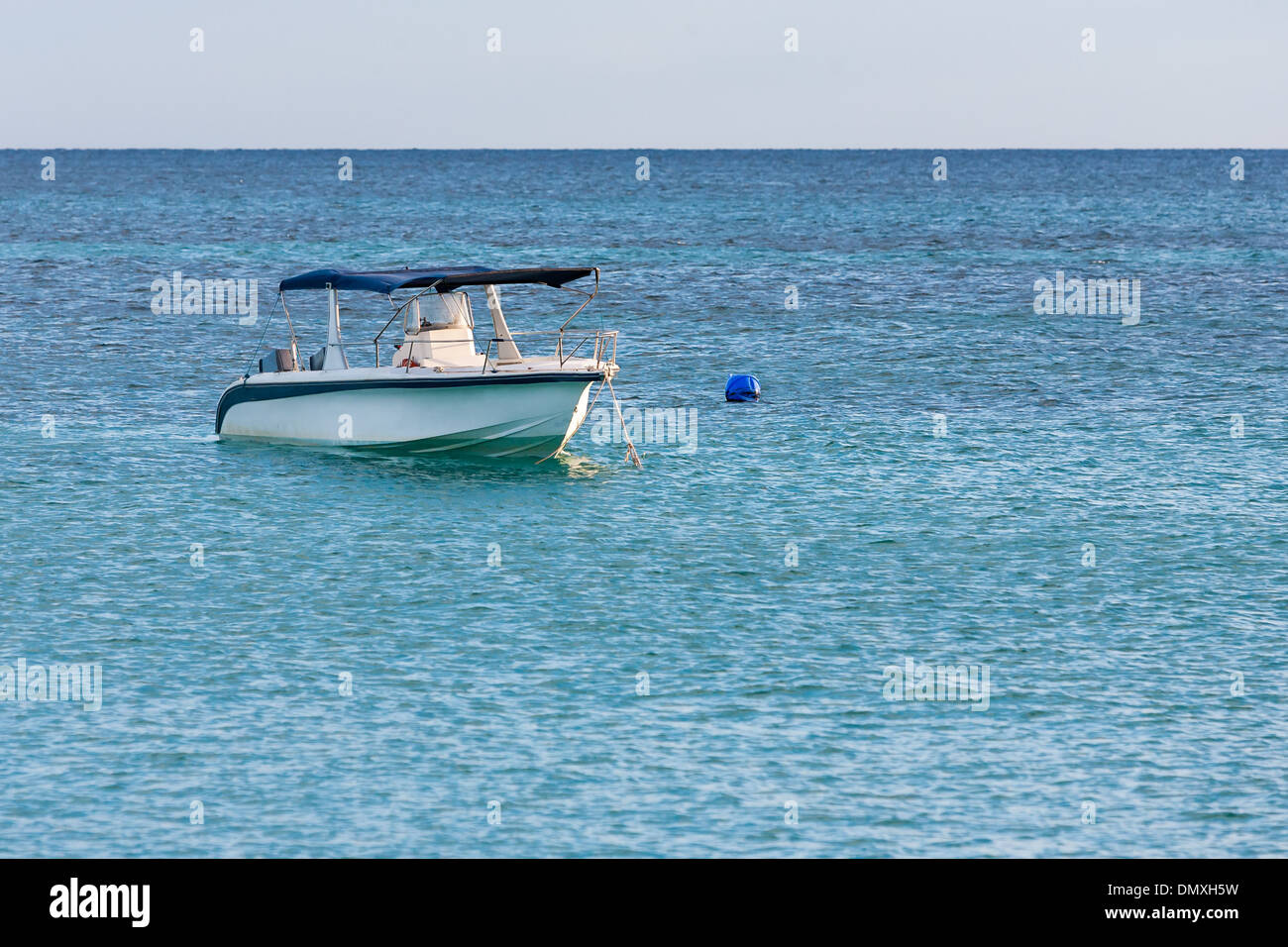 White speedboat hi-res stock photography and images - Alamy