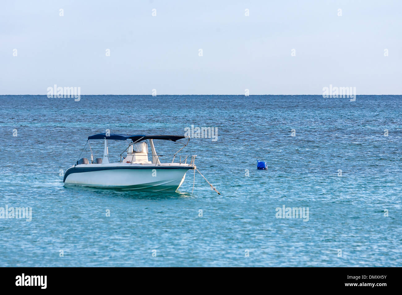 White speedboat hi-res stock photography and images - Alamy