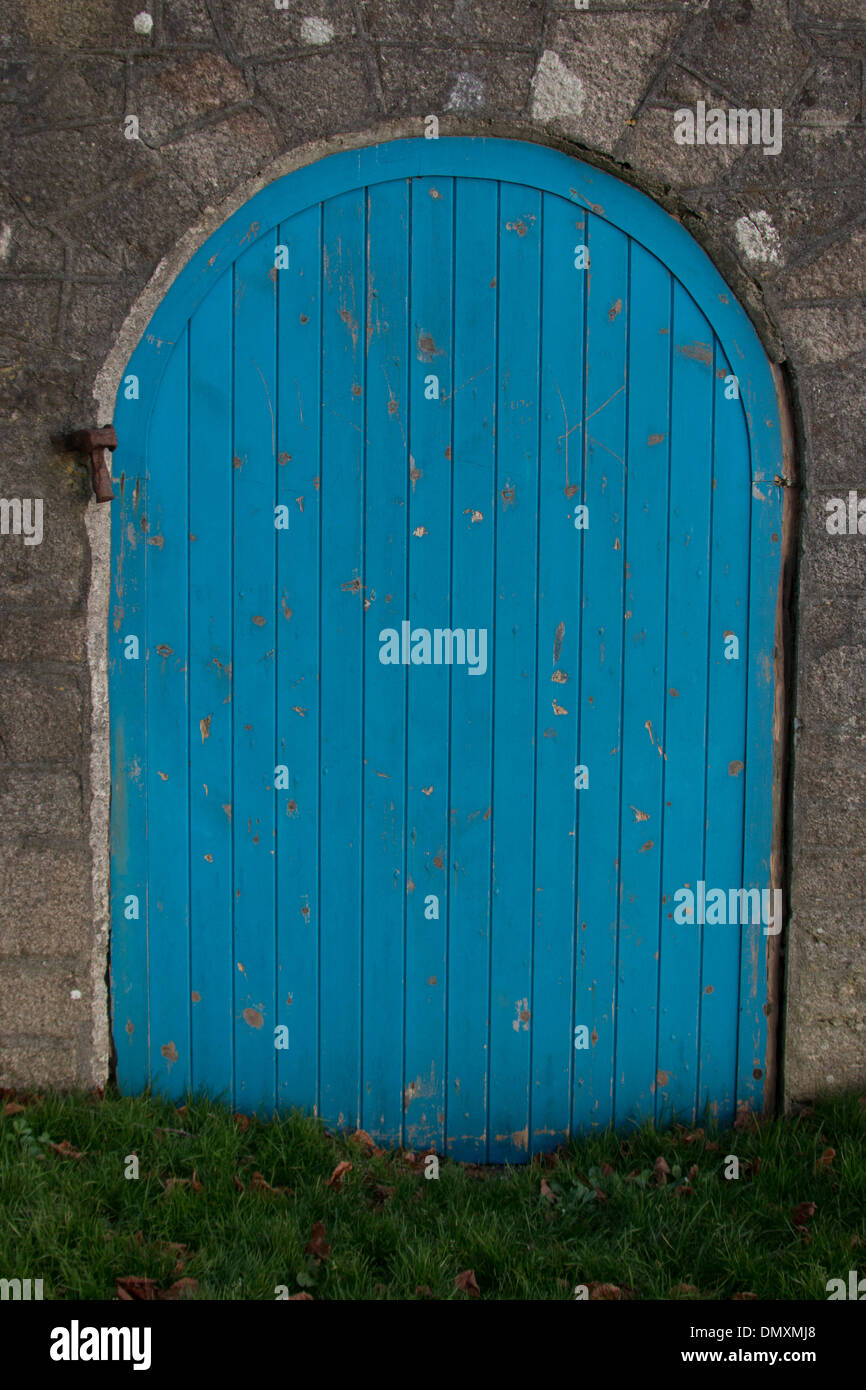 Blue door hi-res stock photography and images - Alamy