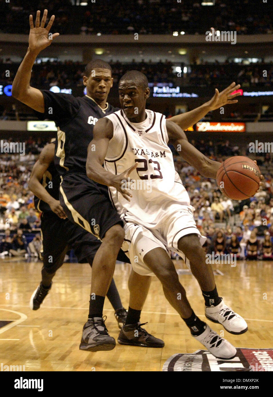 Mar 10, 2006; Dallas, TX, USA; Texas A&M's Josh Carter loooks for room ...