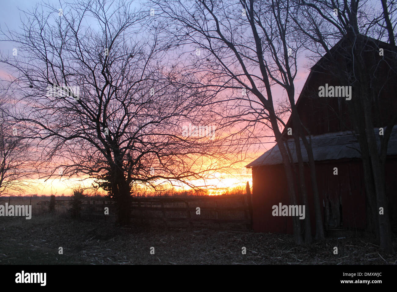 Rustic barn sunset hi-res stock photography and images - Alamy