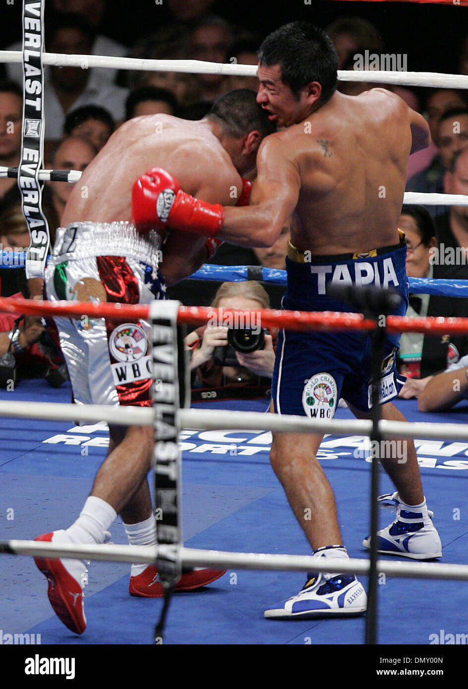 May 20, 2006; Los Angeles, CA, USA; MARCO ANTONIO BARRERA (R) lands a ...