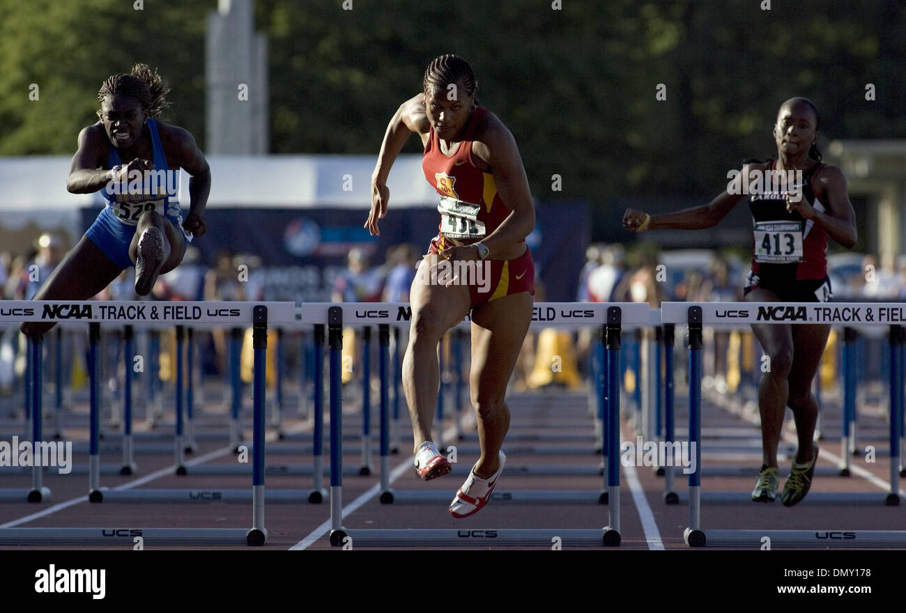 Jun 07, 2006; Sacramento, CA, USA; USC's VIRGINIA POWELL (C) sets the ...