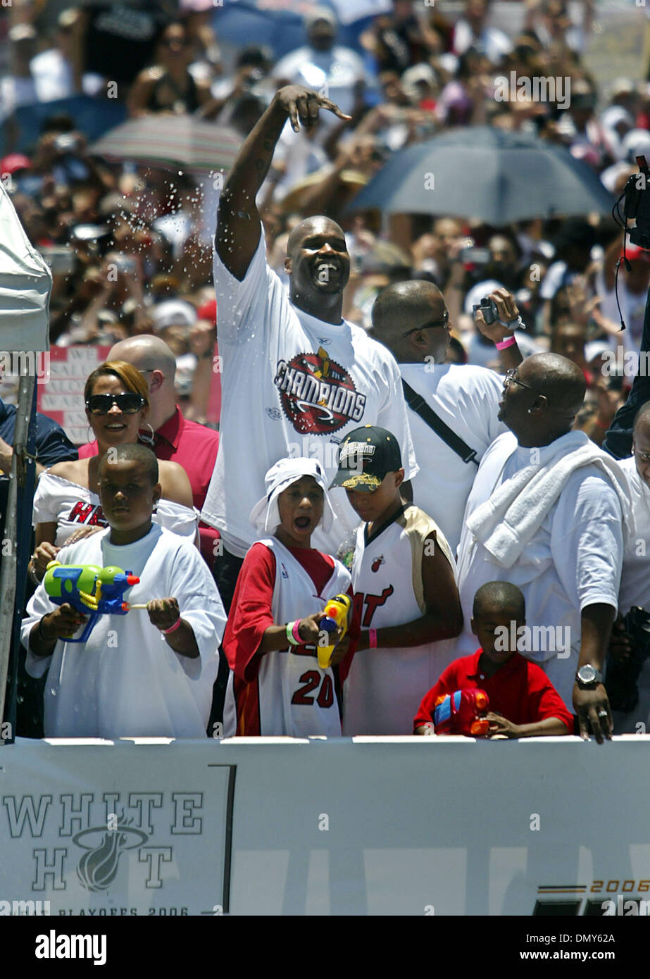 Shaquille oneal family shaquille oneal hi-res stock photography and ...