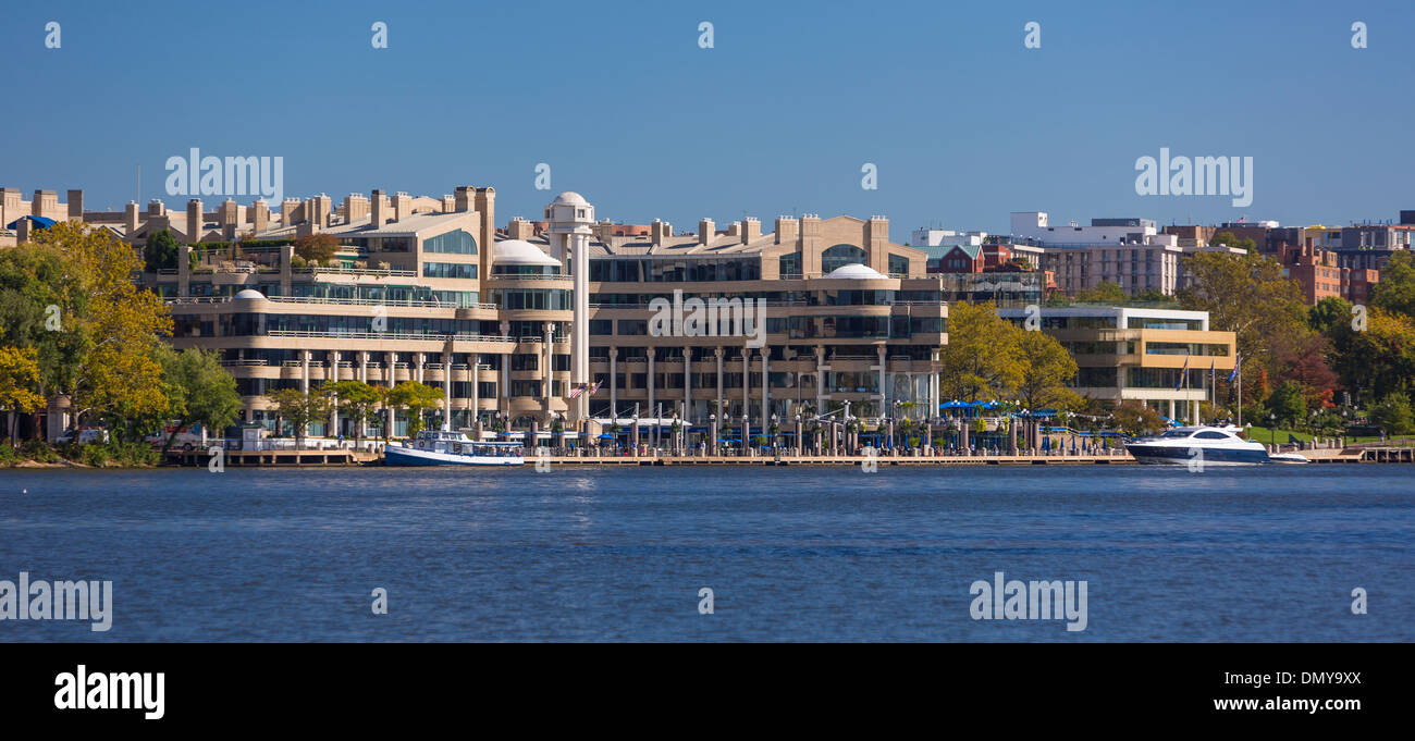 WASHINGTON, DC, USA - Washington Harbour on the Potomac River in ...