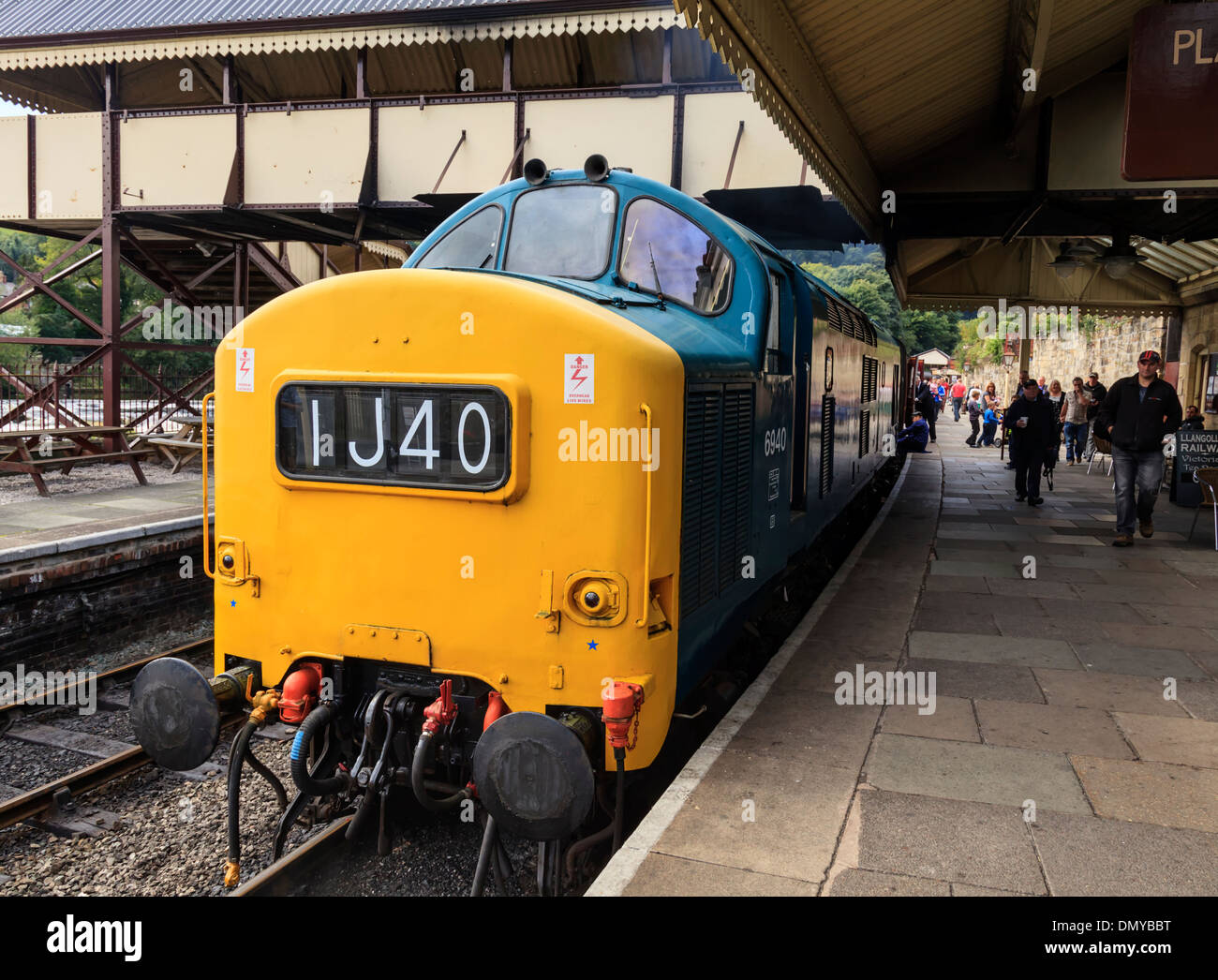 Class 37 (37240/D6940) is seen running on the Llangollen Heritage ...