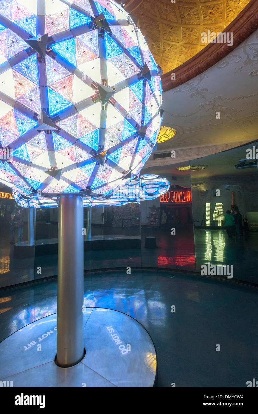 New York, USA. 17th Dec, 2013. Two seven-foot-tall numerals "1" and "4 ...