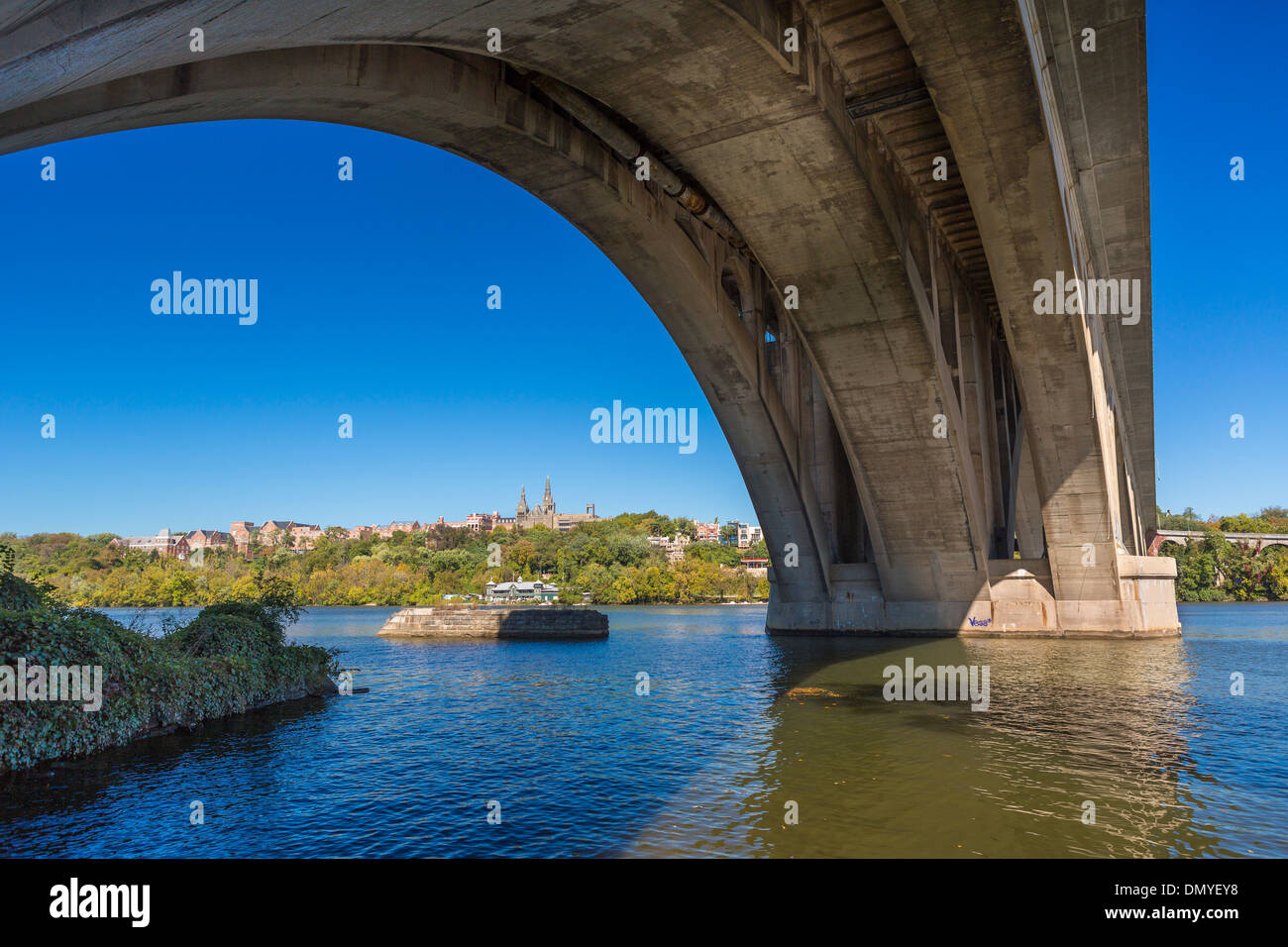 WASHINGTON, DC, USA - Arch of Key Bridge and Georgetown University in ...