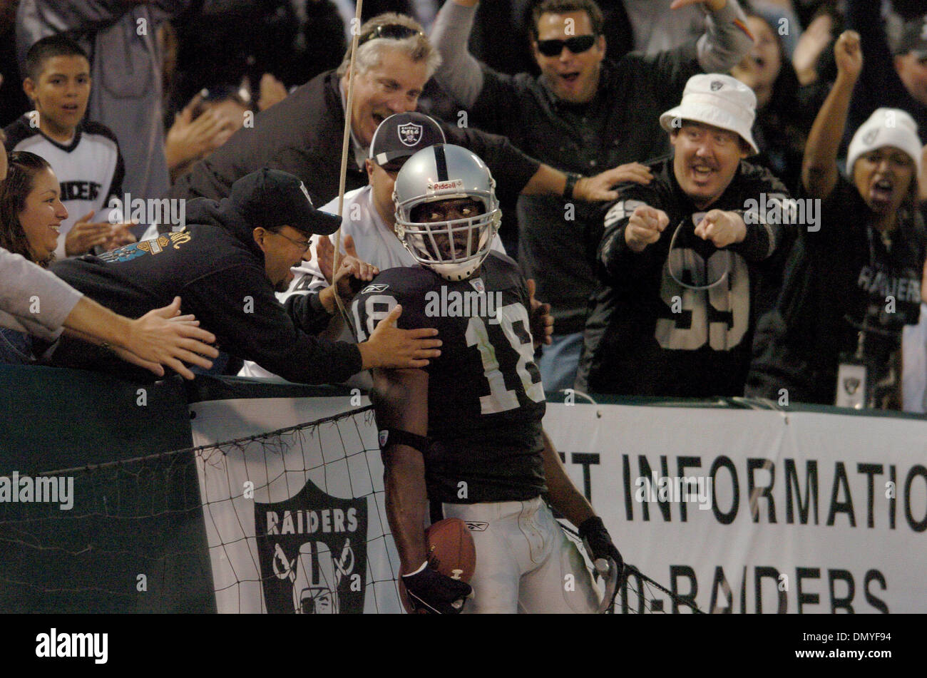 Aug 25, 2006; Oakland, CA, USA; The Oakland Raiders RANDY MOSS is ...