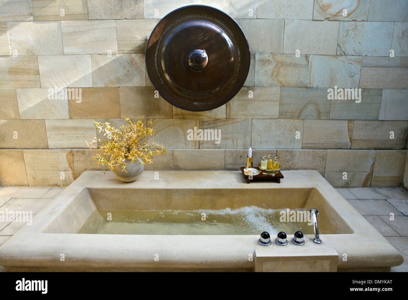 Outdoor Bath Stock Photos & Outdoor Bath Stock Images - Alamy