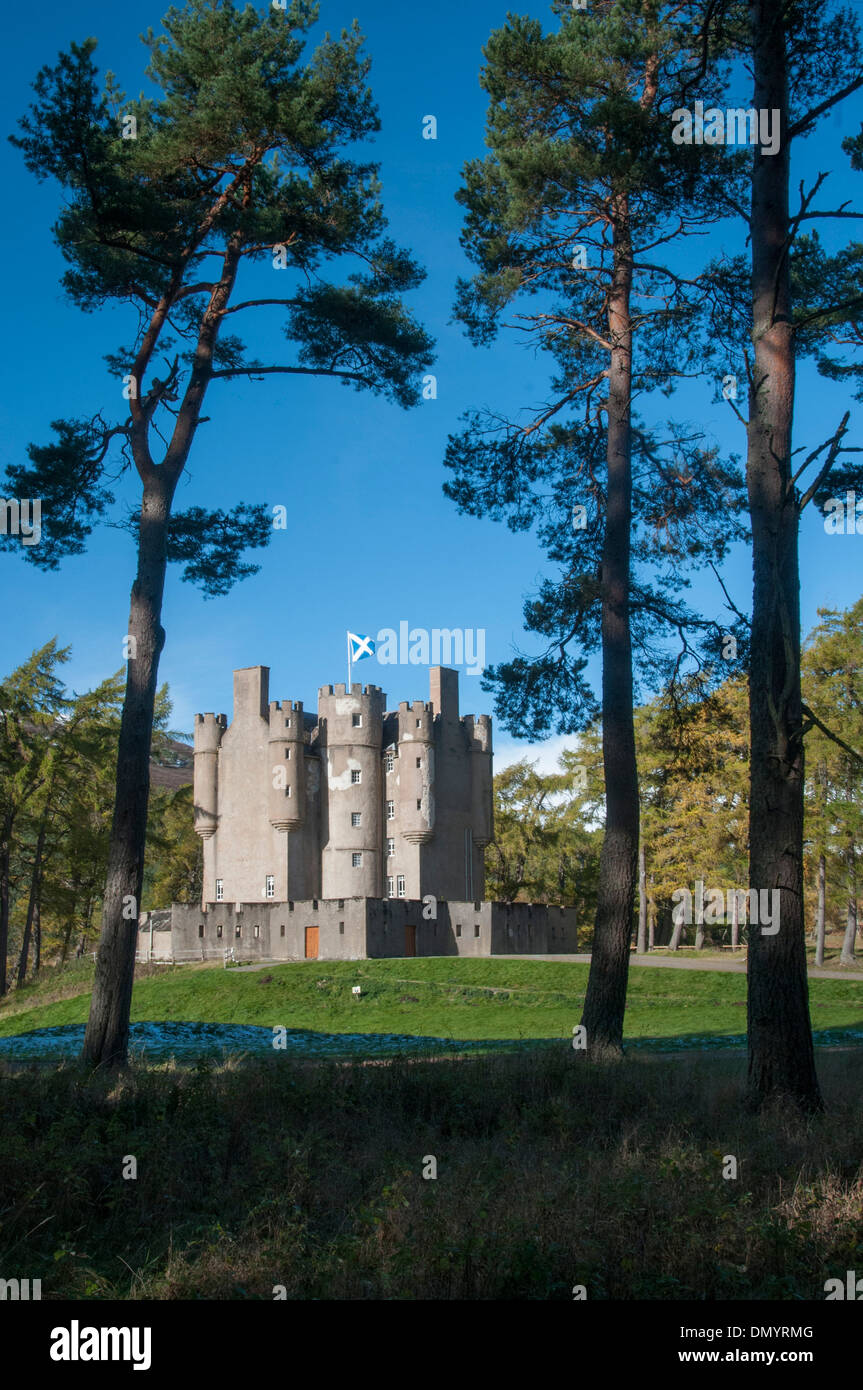 Braemar castle hi-res stock photography and images - Alamy