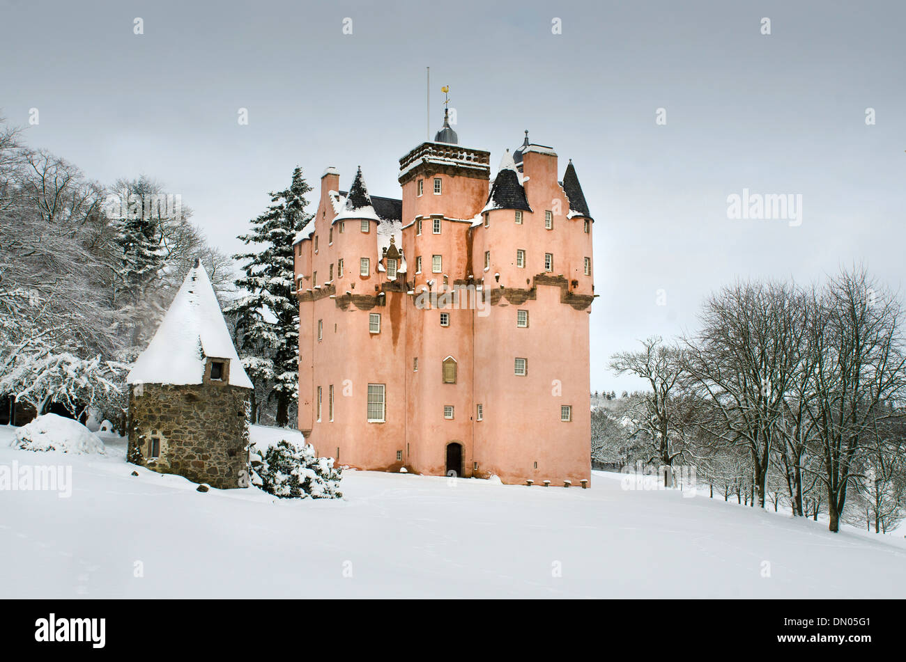 Snow craigievar castle snow hi-res stock photography and images - Alamy