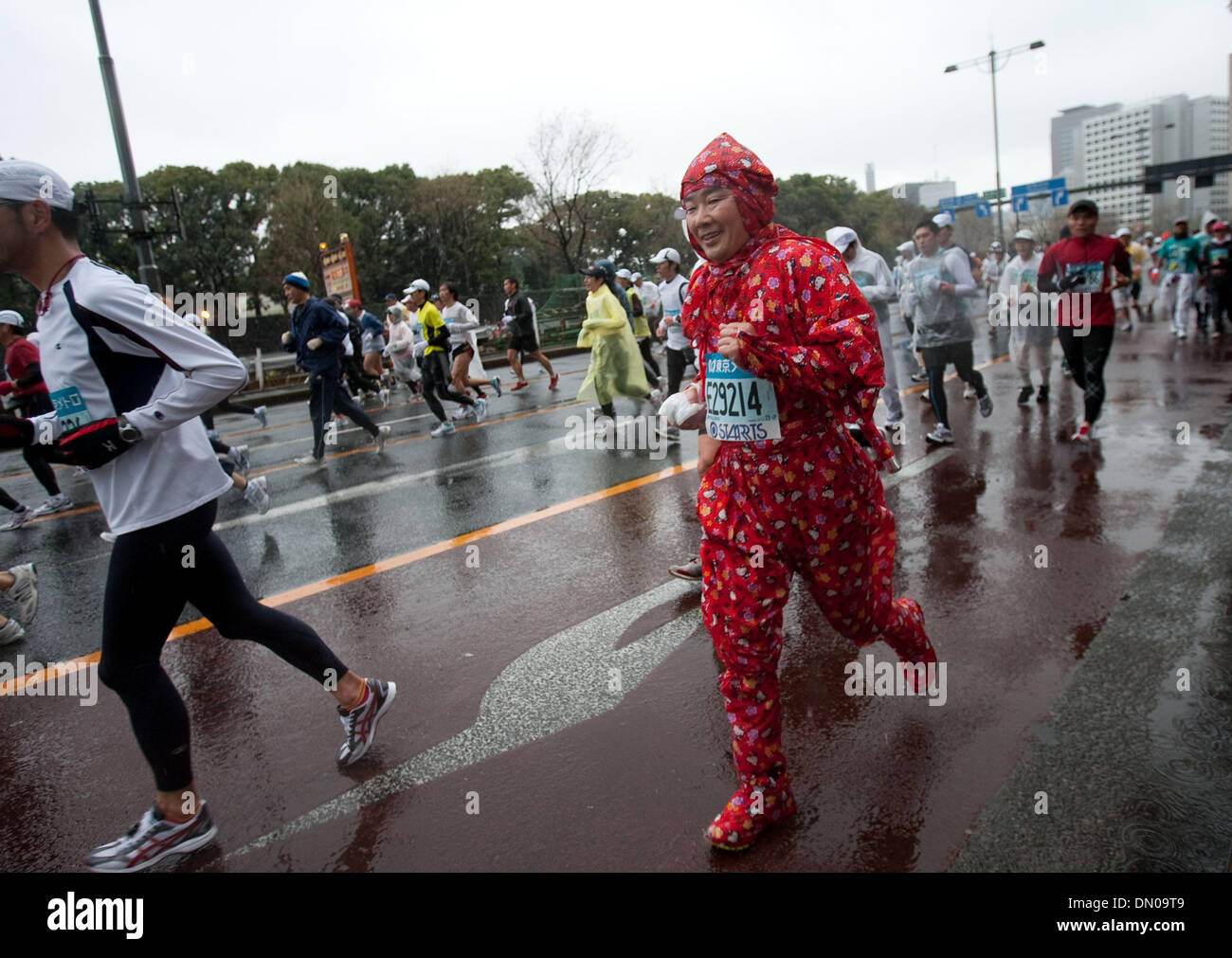 Tokyo man in rain hi-res stock photography and images - Alamy