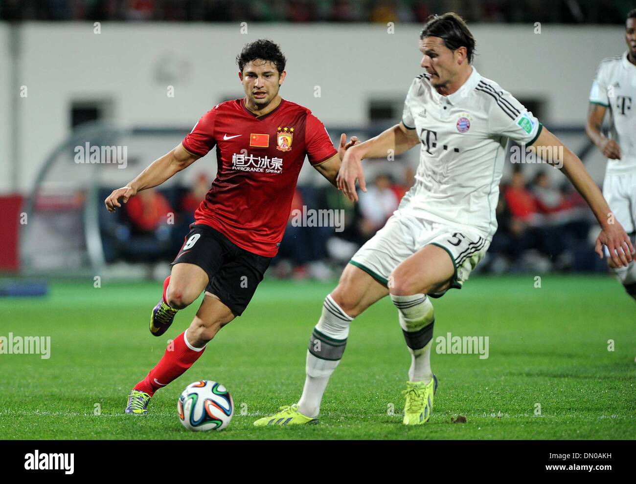 Agadir, Morocco. 17th Dec, 2013. Guangzhou Evergrande's Elkeson (L ...