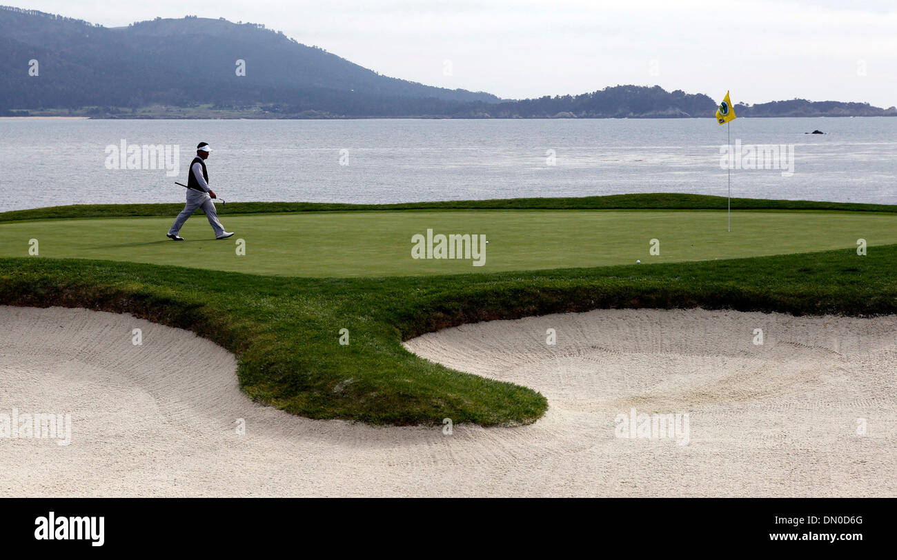 Pebble beach golf walks hi-res stock photography and images - Alamy