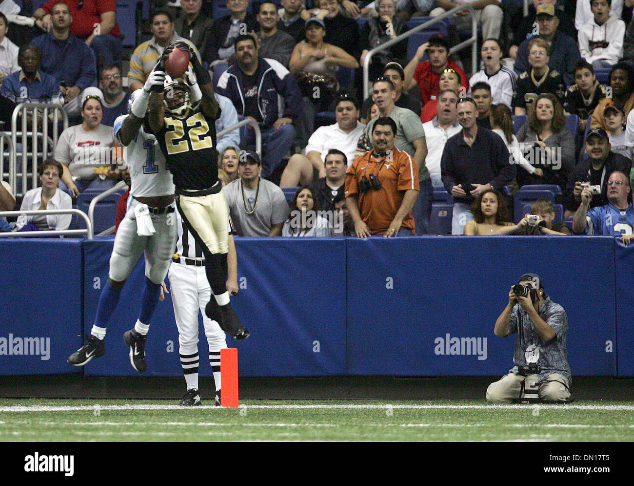 Dec 24, 2005; San Antonio, TX, USA; Saints' Fred Thomas (22) intercepts ...