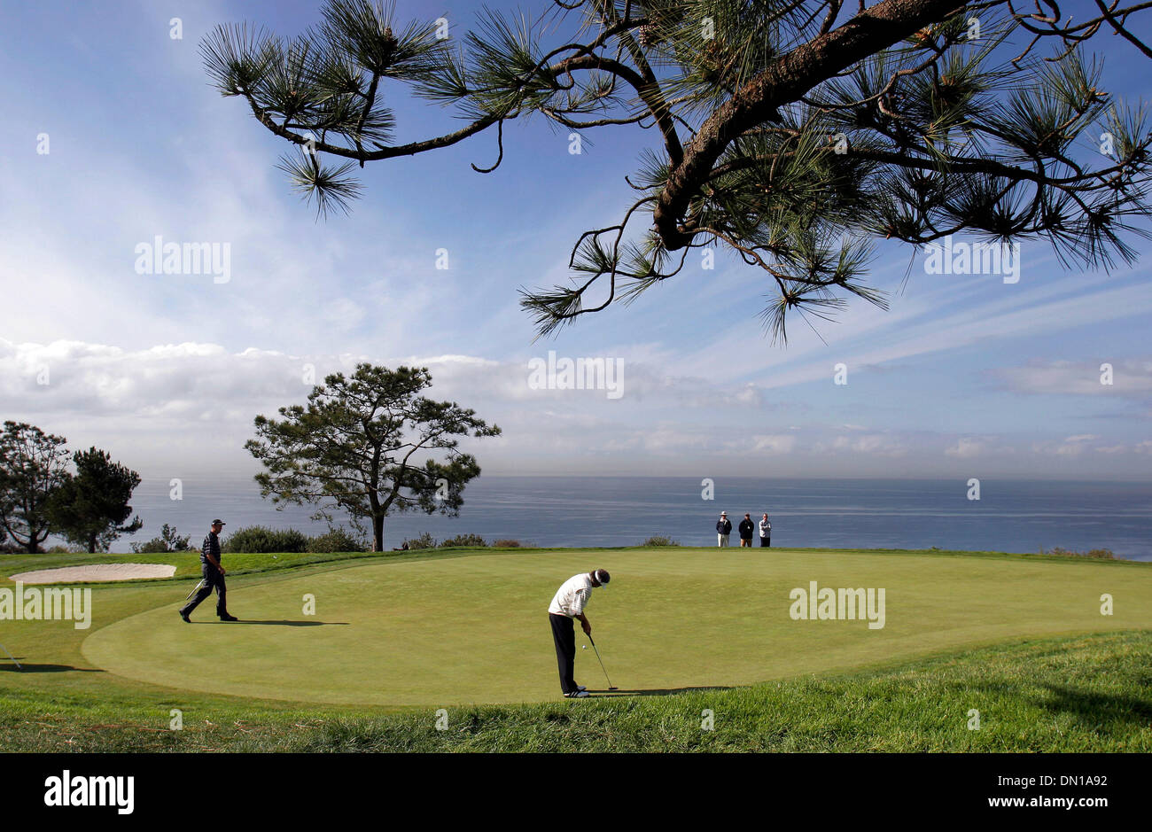 Jan 26, 2006; La Jolla, CA, USA; GOLF: FRED COUPLES putts on the 4th ...