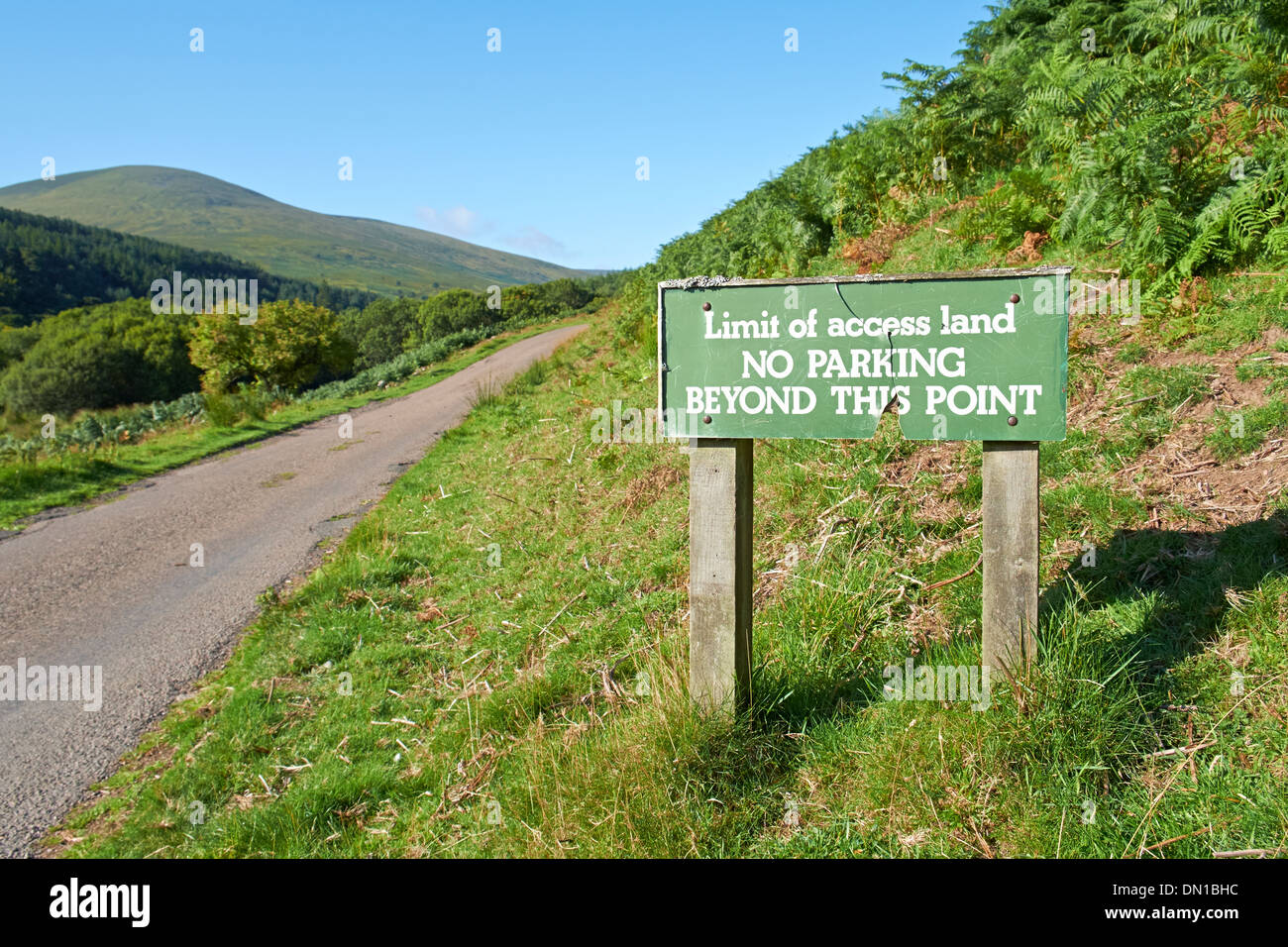 Entrance to the Cheviot Hills National Park, No Parking Sign Stock ...