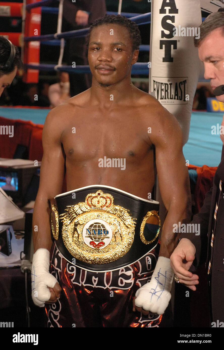 Jan 27, 2006; Tucson, AZ, USA; BOXING: (red trunks) Former IBF Junior ...
