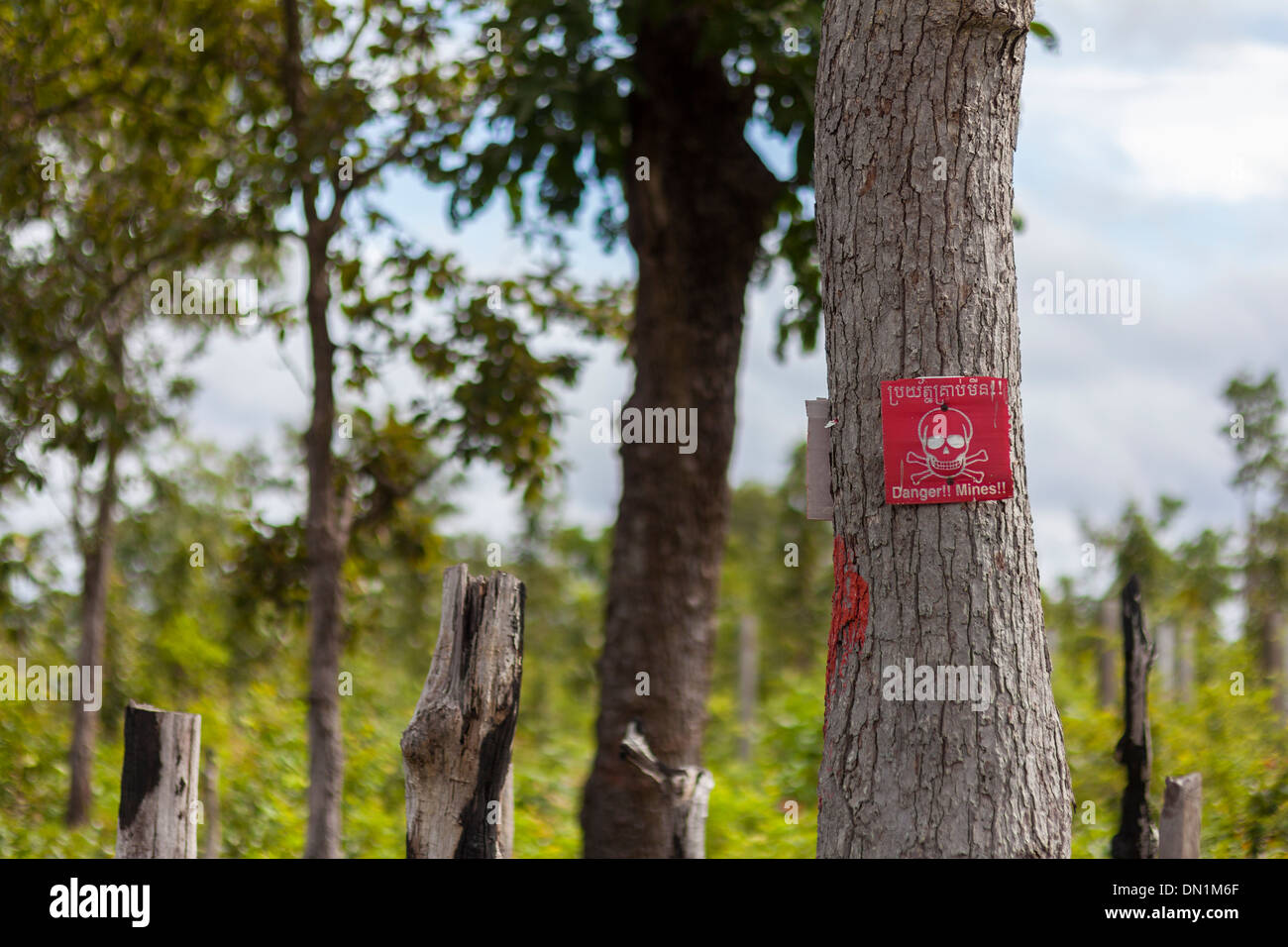 Landmine sign hi-res stock photography and images - Alamy