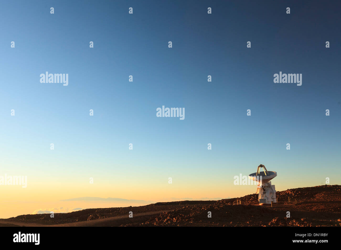 Hawaii satellite dish mauna kea observatory hi-res stock photography ...