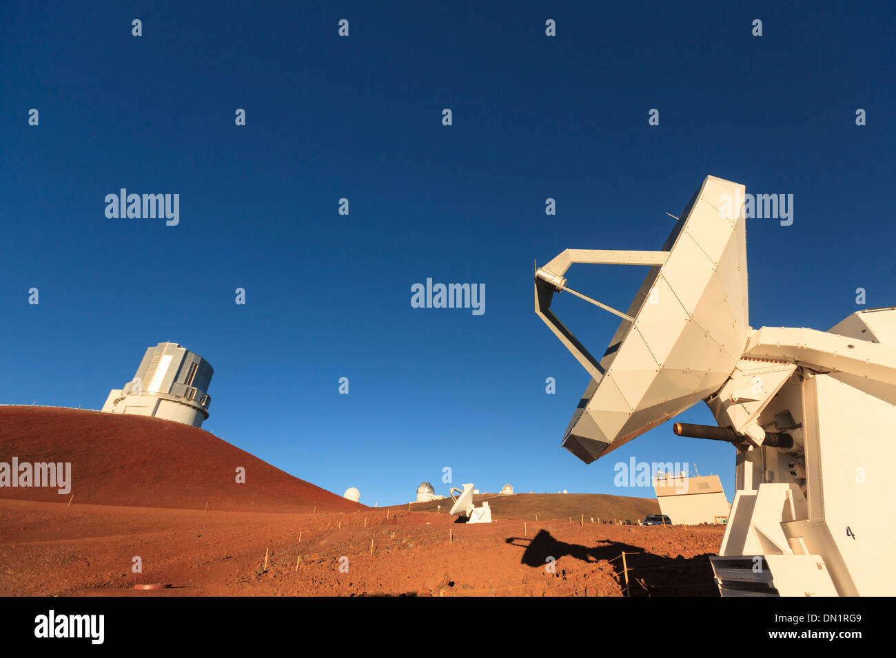 Hawaii satellite dish mauna kea observatory hi-res stock photography ...