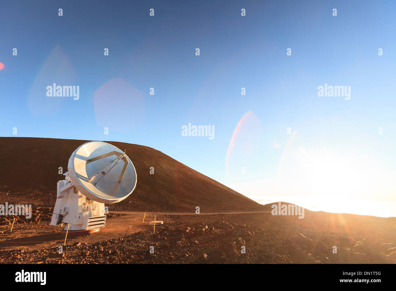 Hawaii satellite dish mauna kea observatory hi-res stock photography ...