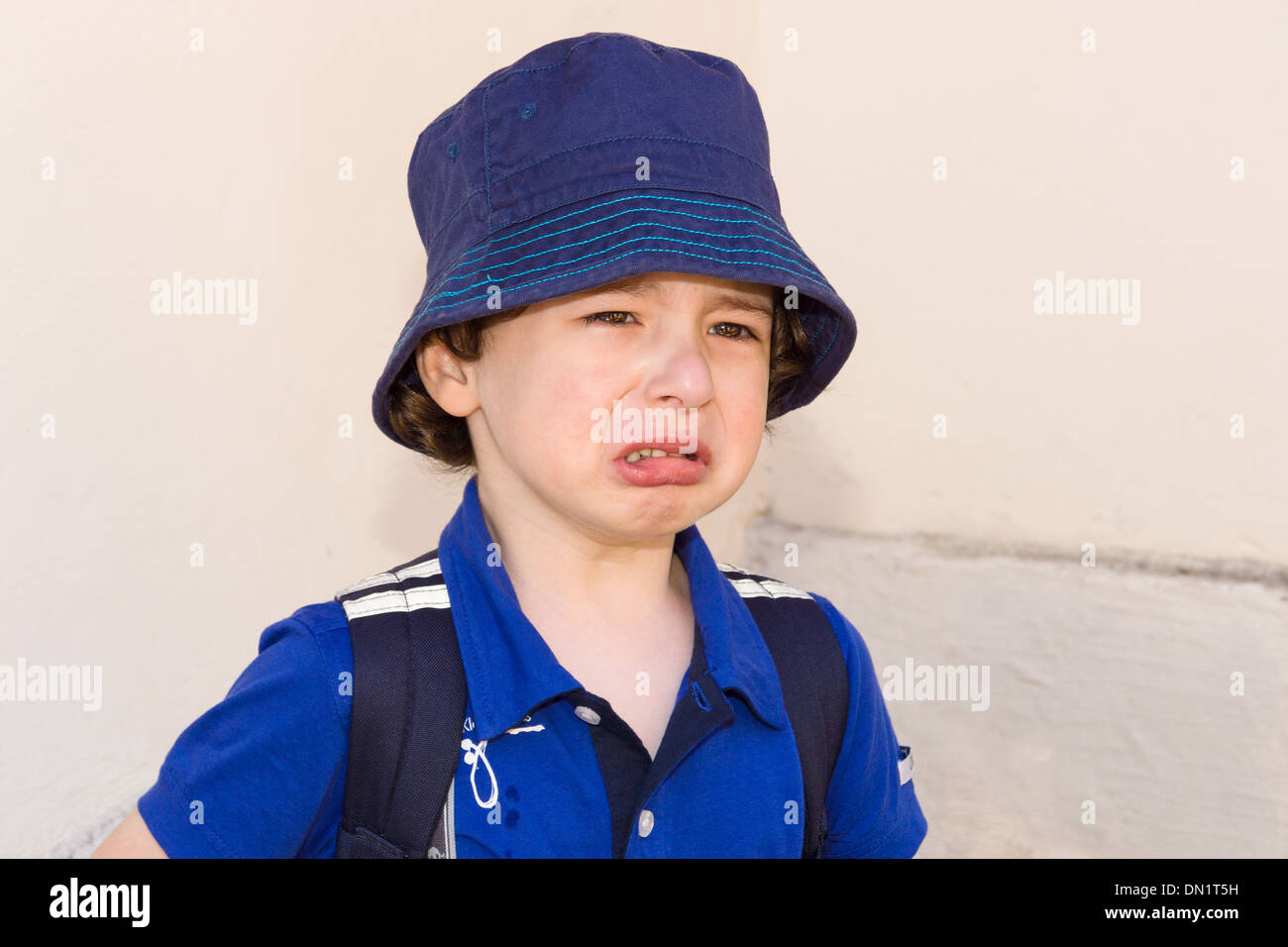 Small boy crying Stock Photo - Alamy
