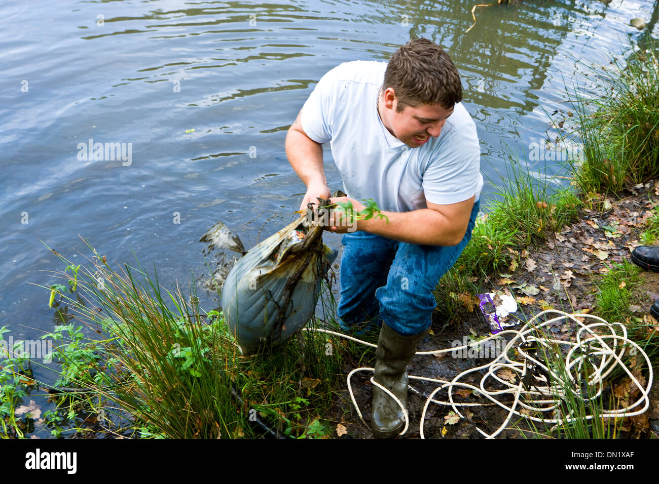 Pond rubbish hi-res stock photography and images - Alamy