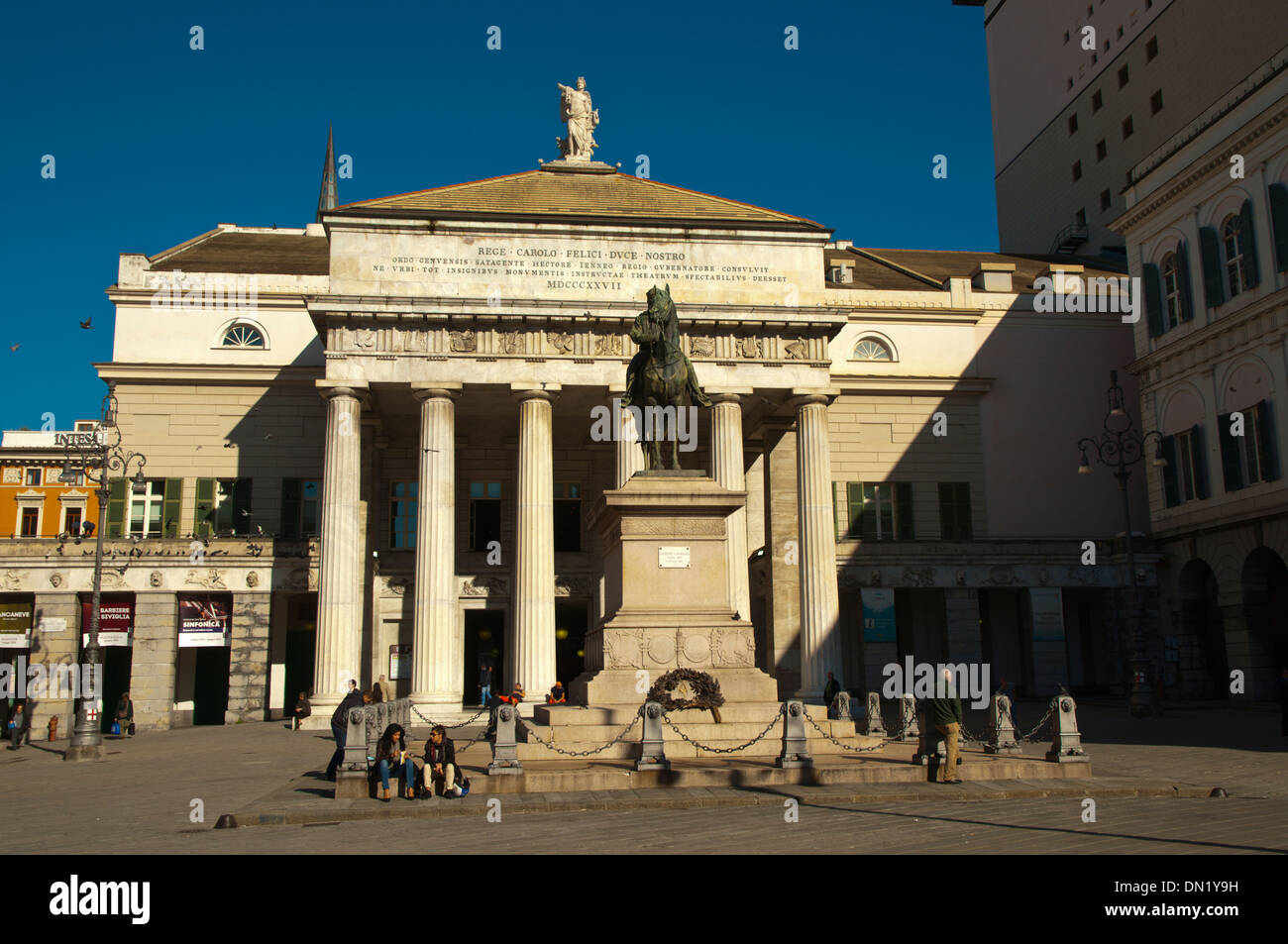 Piazza de ferrari square hi-res stock photography and images - Alamy
