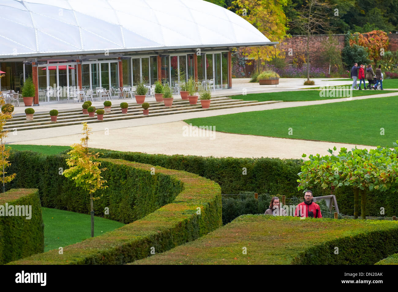 Alnwick castle garden hi-res stock photography and images - Alamy